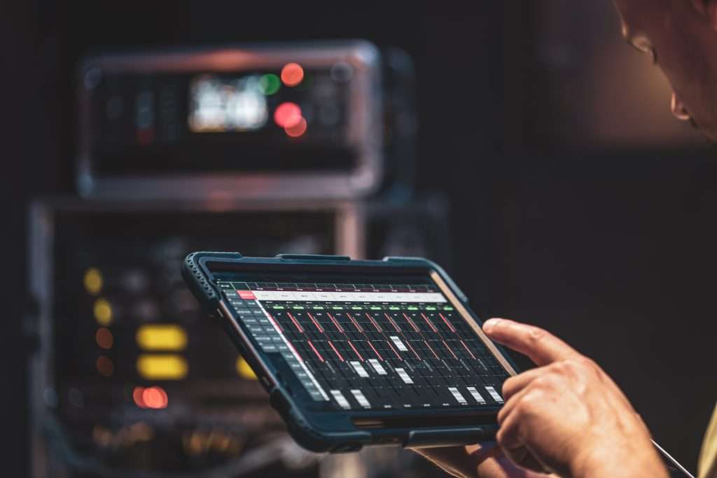 Why Music Makers are Choosing Hardware Music Trackers Over Software ...