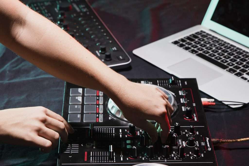 5 Must-Have Analog Hardware Compressors for Your Music Production ...