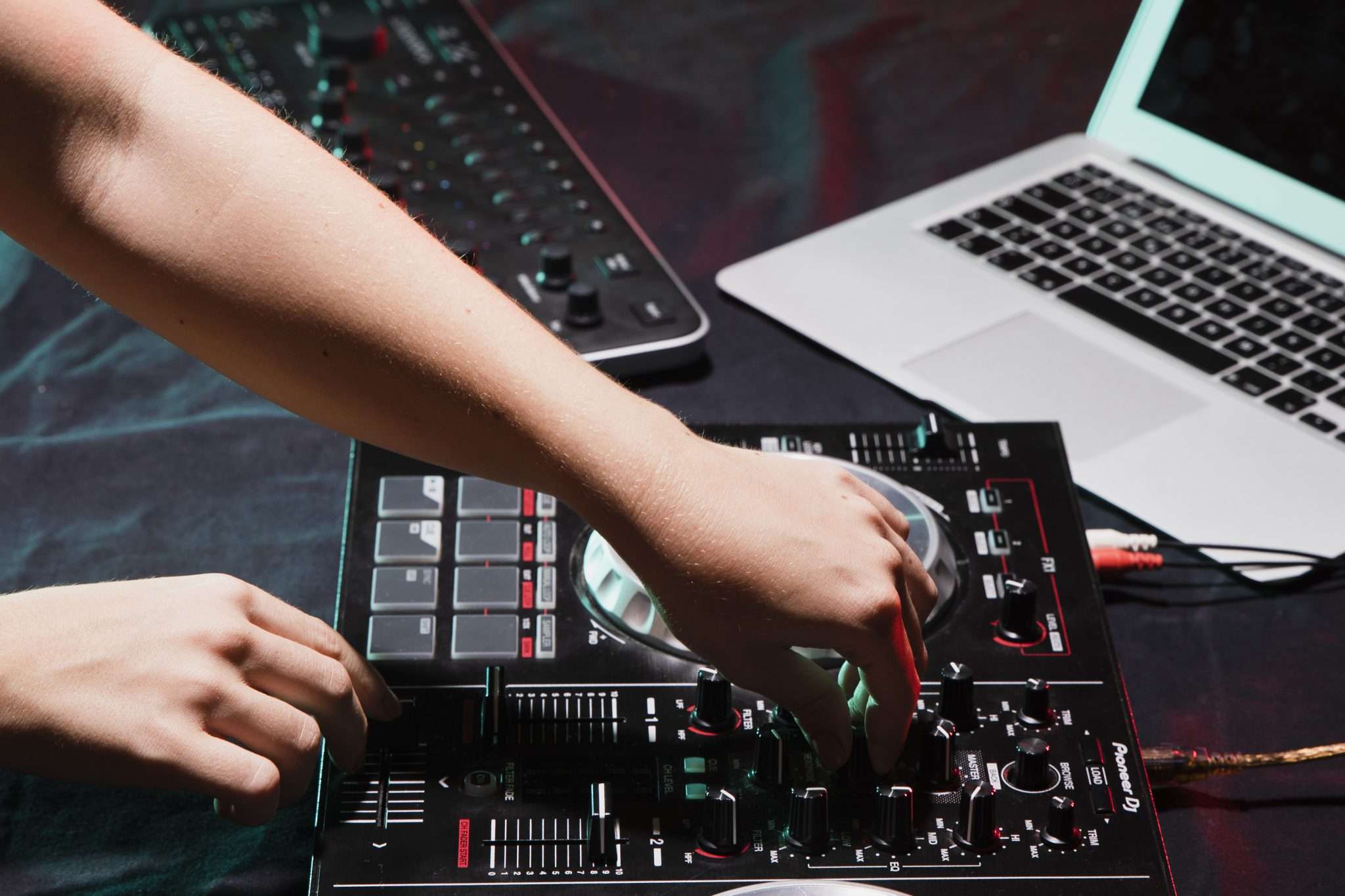 5 Must-Have Analog Hardware Compressors for Your Music Production ...