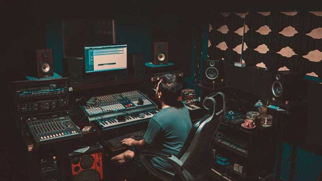 Creating a Professional Rap Home Studio Setup: 9 Essentials - Making ...